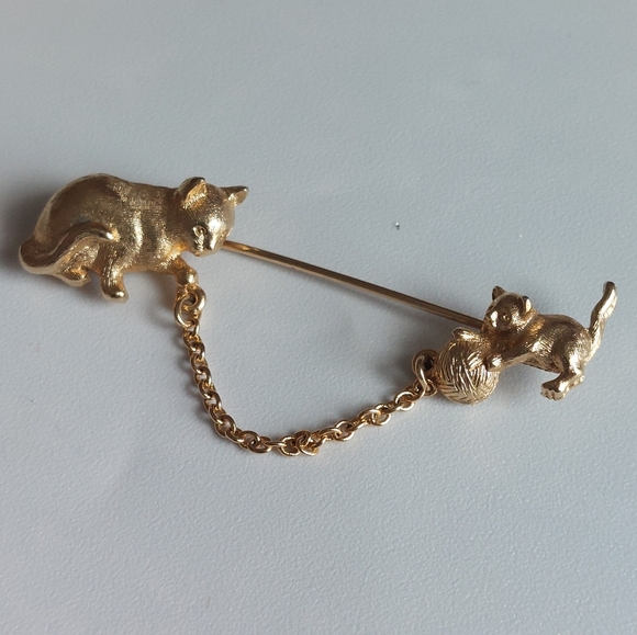 Avon | Jewelry | Vintage Avon Adorable Cats Dam And Kitten Playing Yarn ...